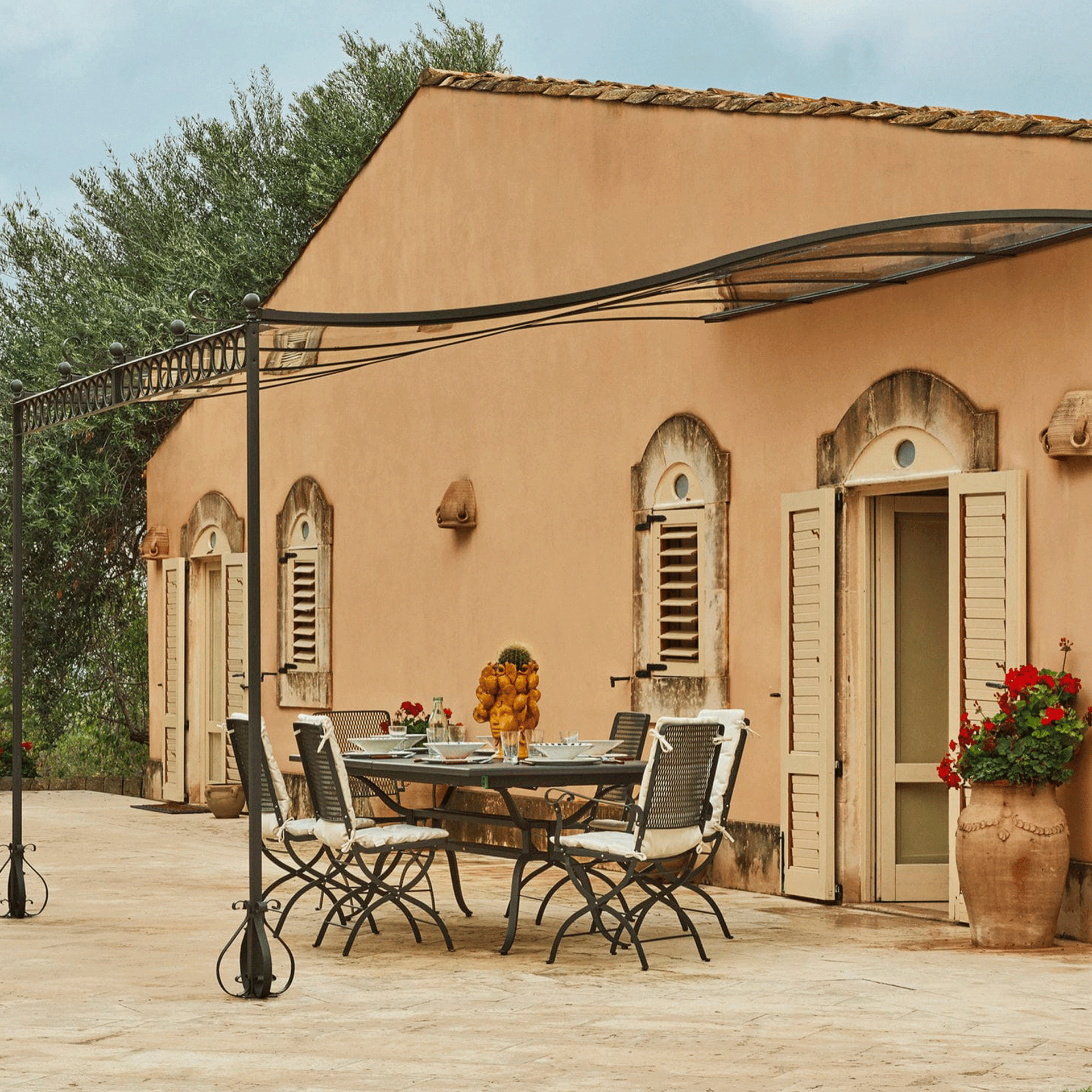 Anbaupergola Unopiu: Verwandeln Sie Ihren Garten in eine Wohlfühloase